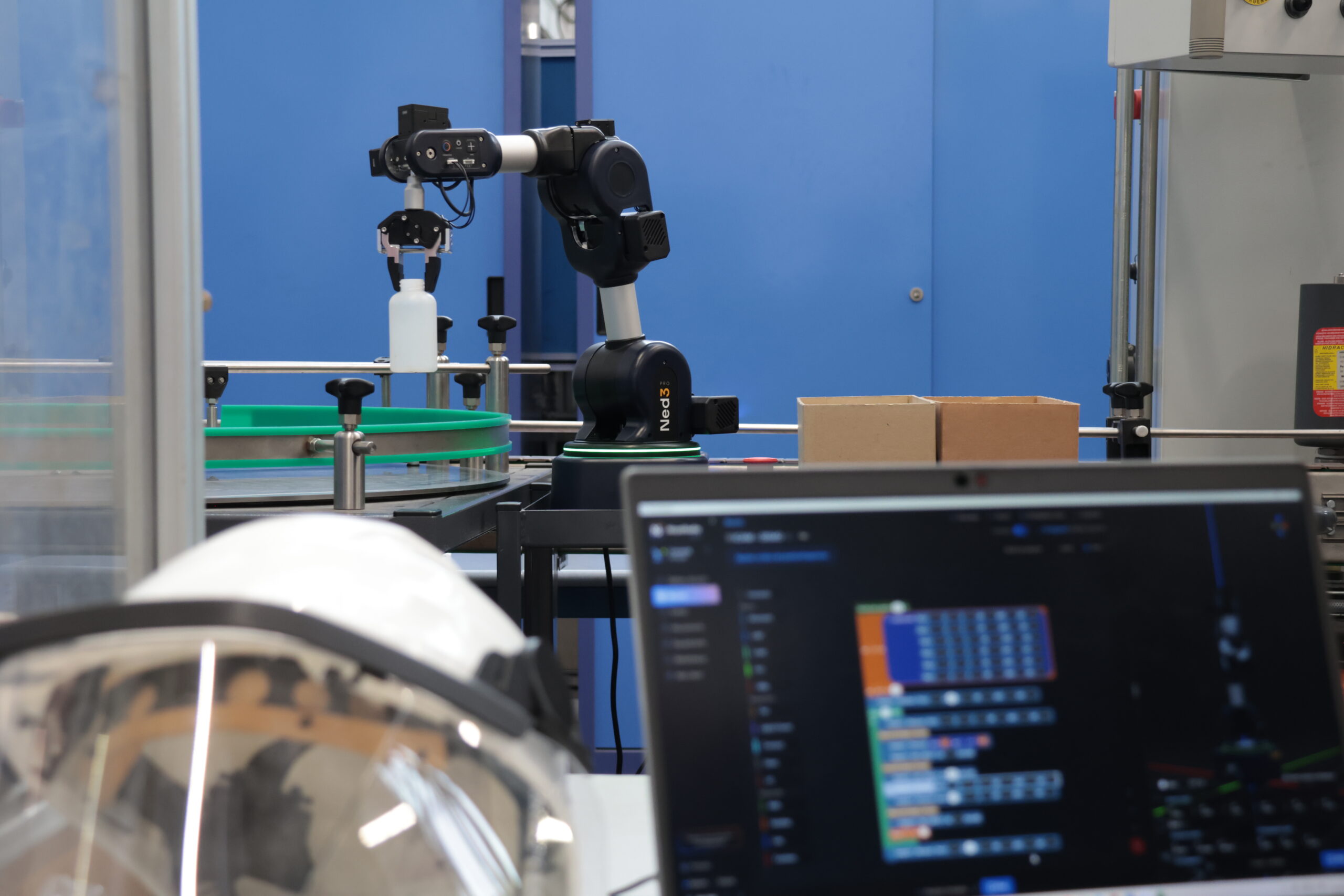 Collaborative robots vs. traditional robots: a comparative guide - Niryo